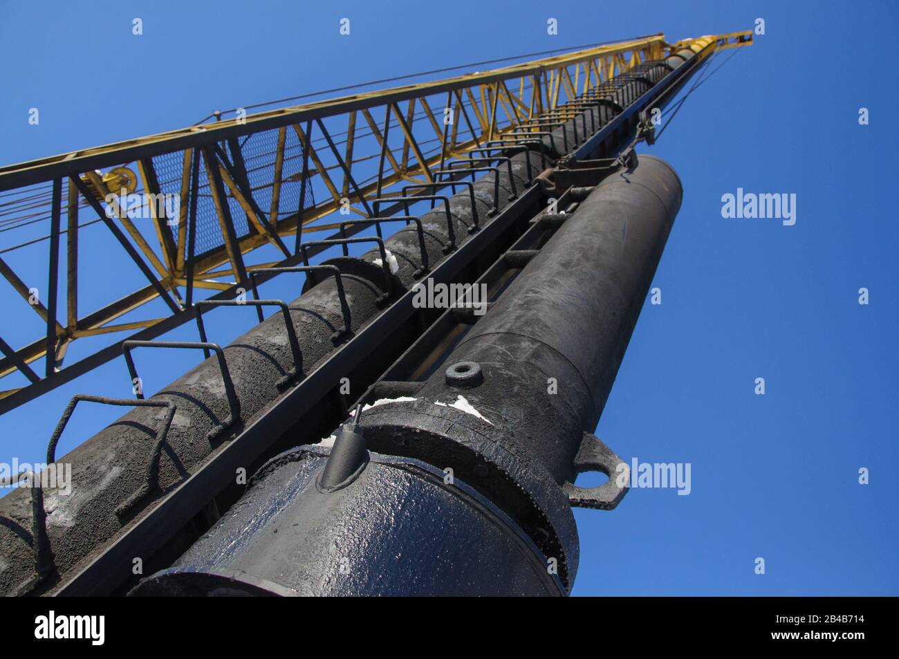 Diesel hammer machine for installing concrete piles for the foundation ...