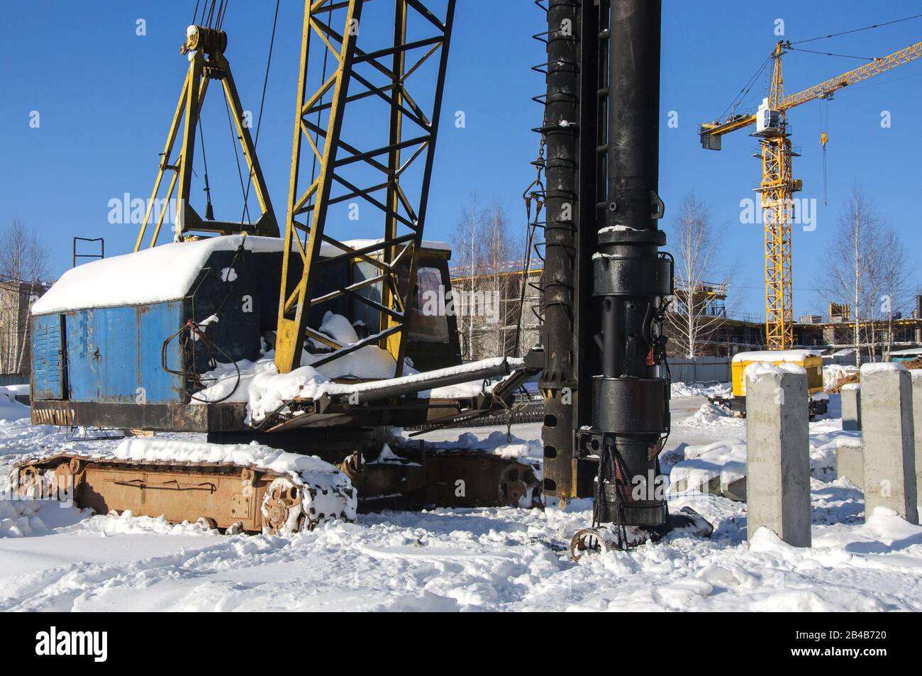 Diesel hammer machine for installing concrete piles for the foundation ...