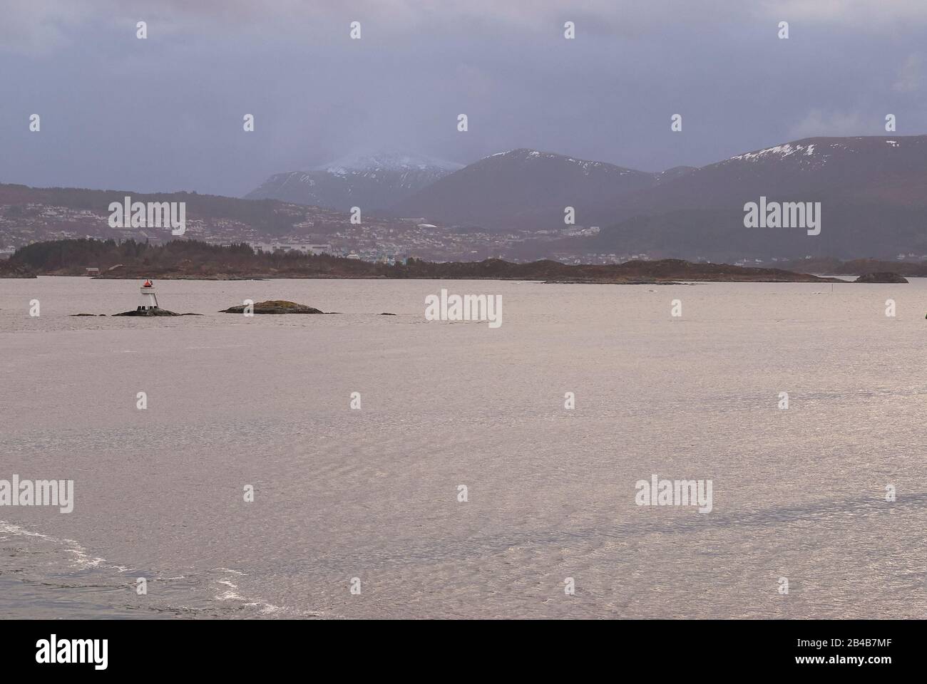Approaching the small harbour of Torvik-Herøy on the island of Leinøya ...