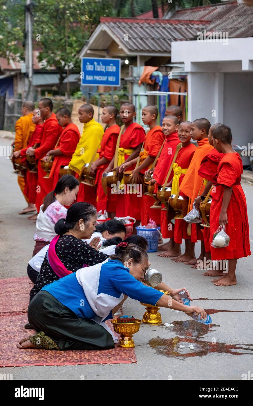 Laos, Phongsaly province, Muang Khua town, Ceremony of the offerings ...
