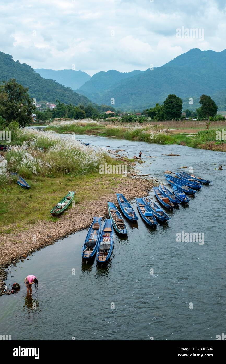 Laos, Phongsaly province, Ou Tai town, boats on the Nam Ou river Stock ...