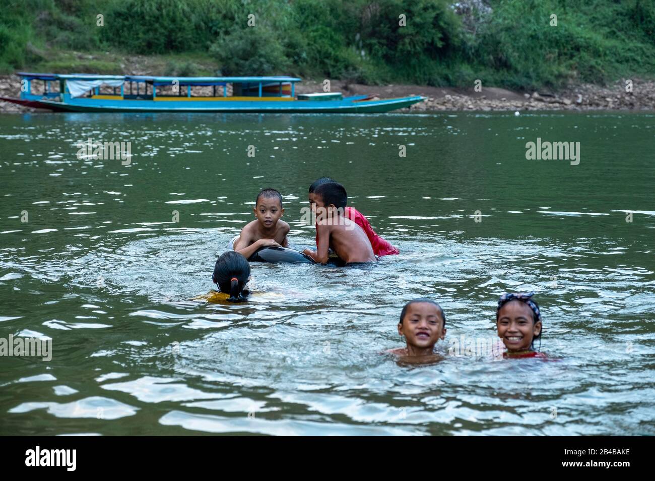 Laos, Phongsaly province, Muang Khua town, Nam Ou river, children ...