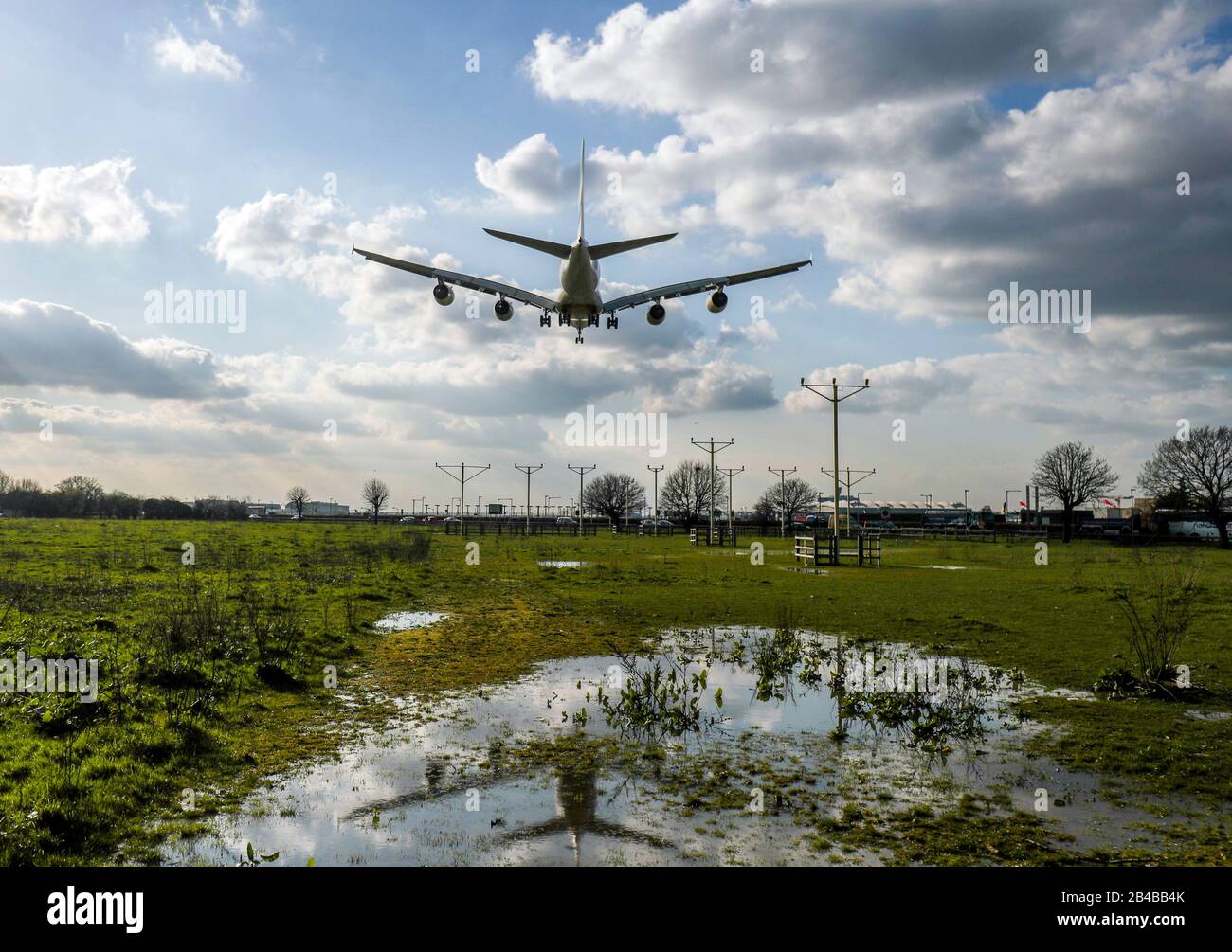 Plane comes land heathrow airport hi-res stock photography and images ...