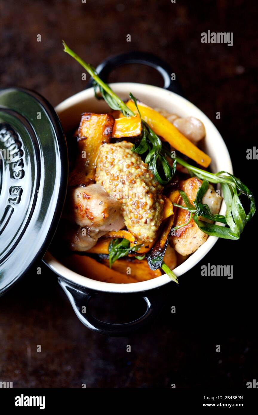 Rabbit and carrot hi-res stock photography and images - Alamy