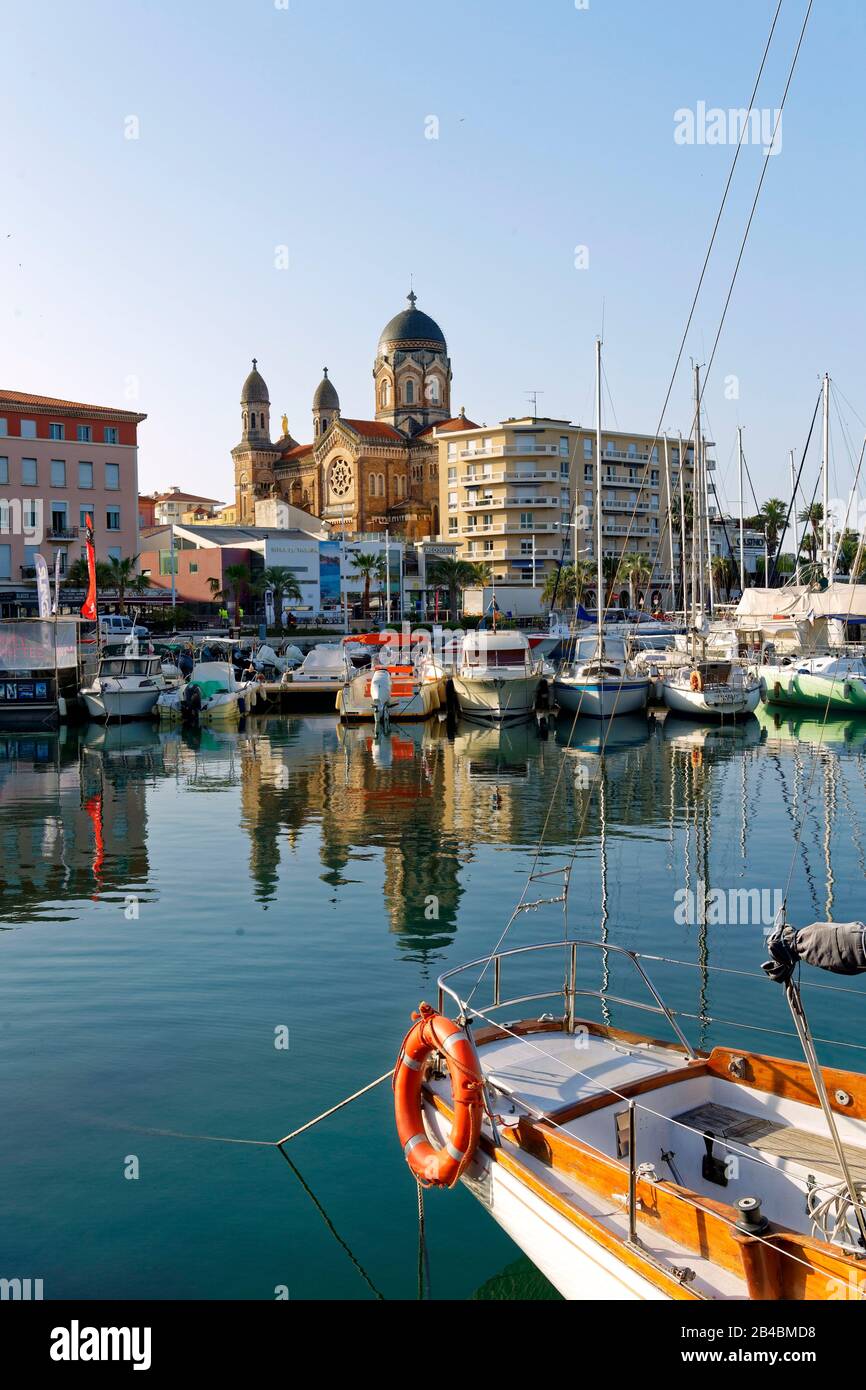France, Var, Saint Raphael, the old port and Our Lady of Victory ...