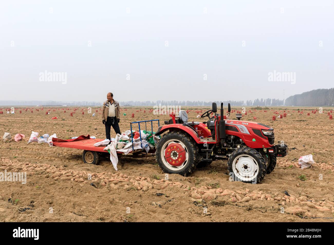 China field tractor hi-res stock photography and images - Alamy