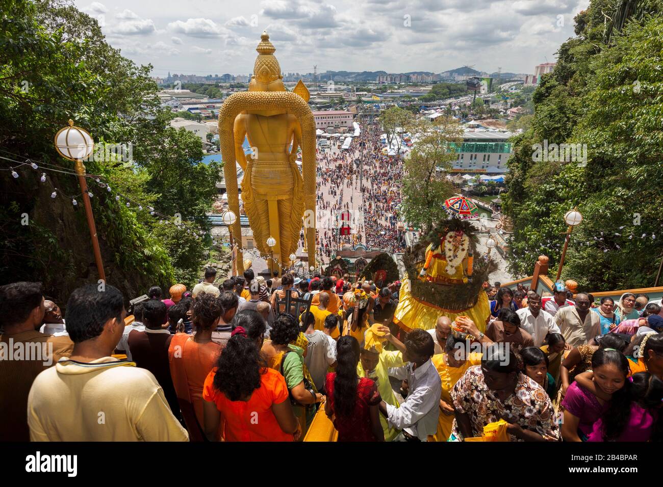 Large crowd seen from behind hi-res stock photography and images - Alamy