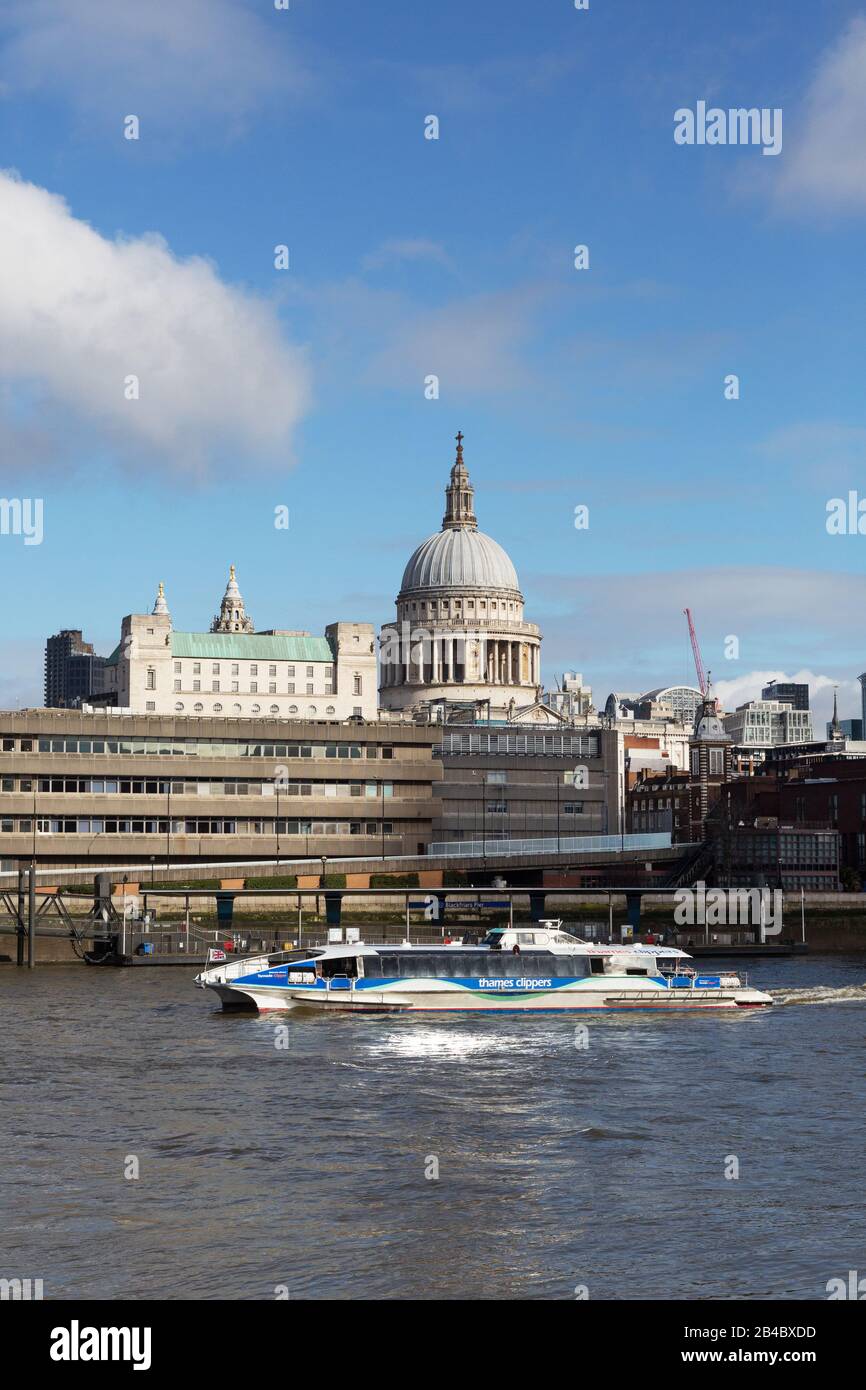 St pauls across river thames hi-res stock photography and images - Alamy