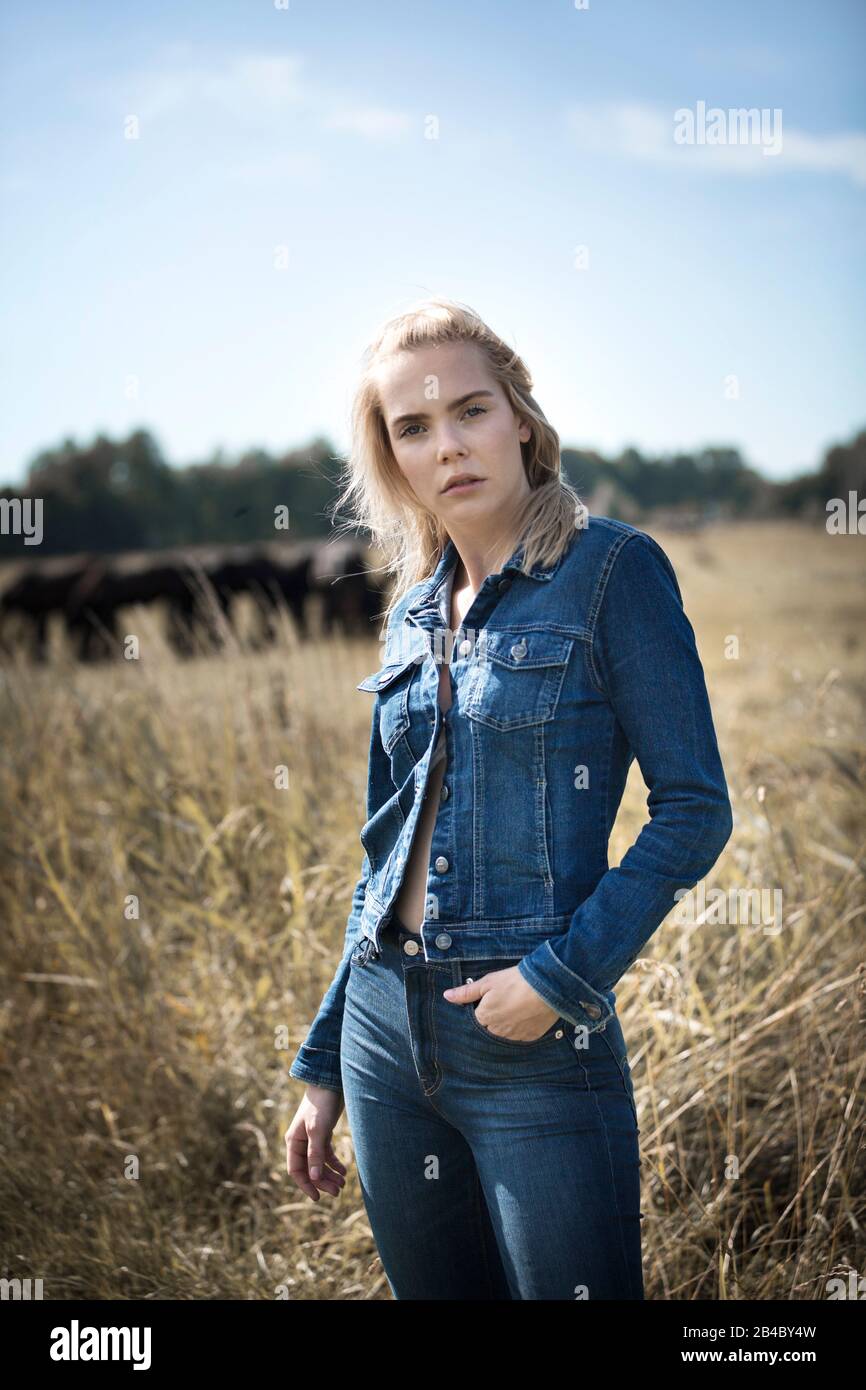 Frau steht draußen High Resolution Stock Photography and Images - Alamy