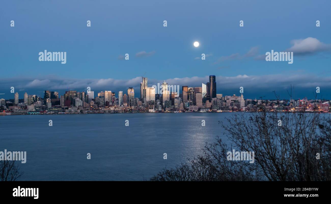 A full moon shines above the Seattle skyline Stock Photo - Alamy