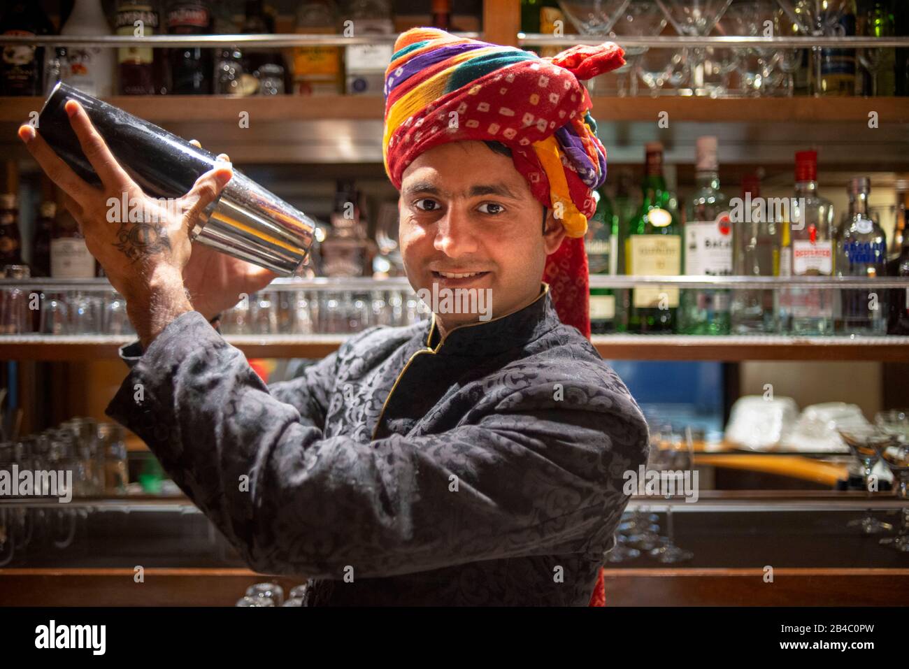 Waiter serving indian food hi-res stock photography and images - Alamy