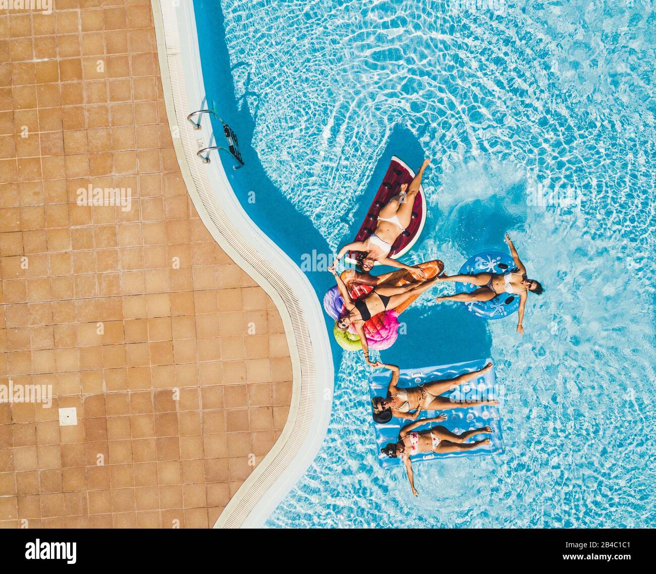 Group of young friends in the pool hi-res stock photography and images ...