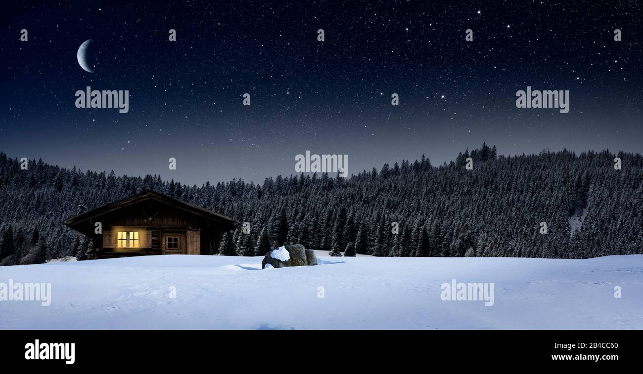 Cozy log cabin in winter time at night Stock Photo - Alamy
