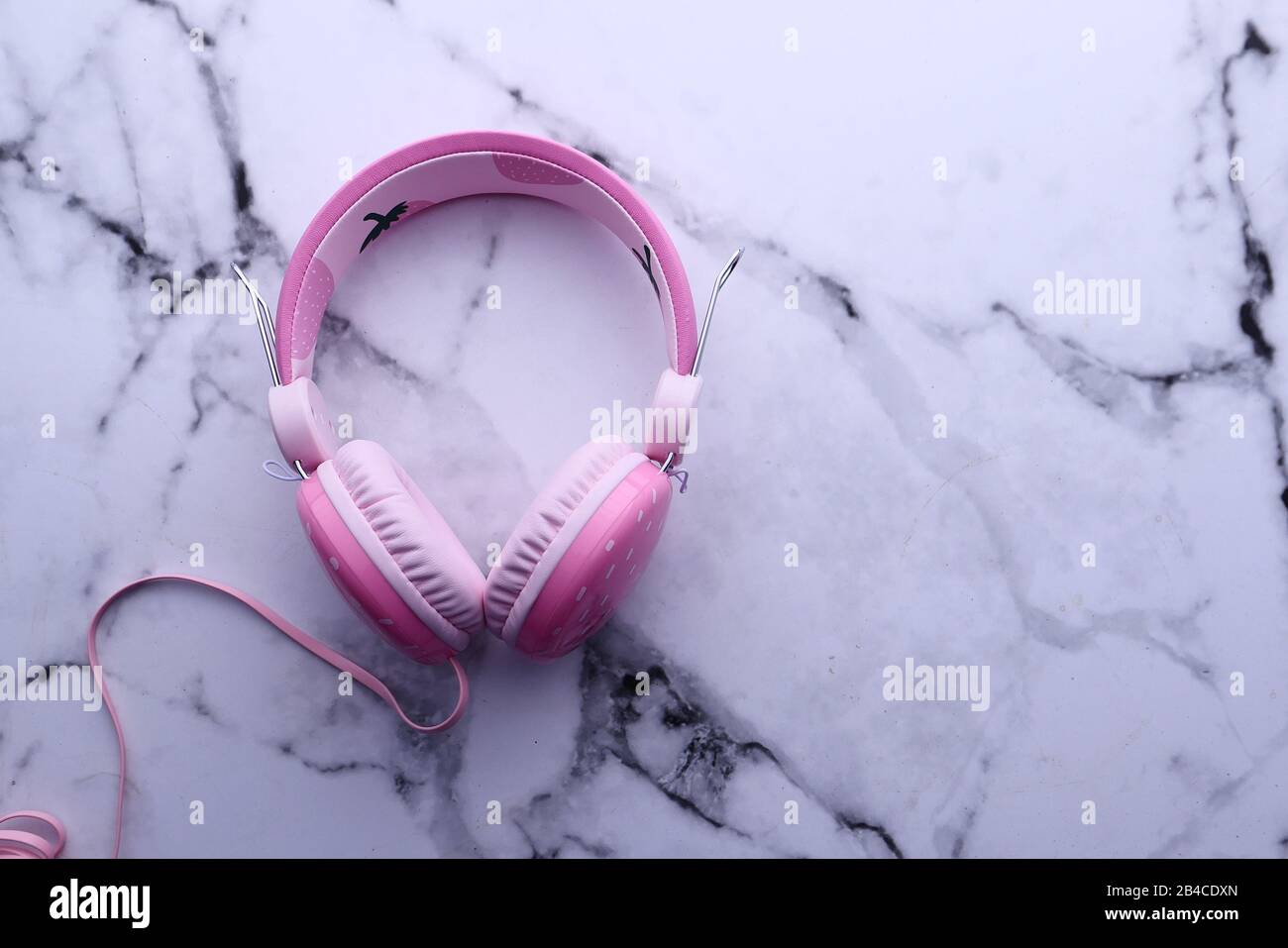 top view of pink color headphone on pink table Stock Photo - Alamy