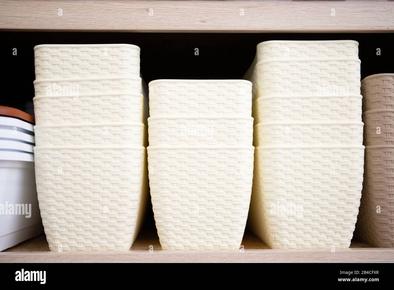 Terracotta pots on a shelf hi-res stock photography and images - Alamy