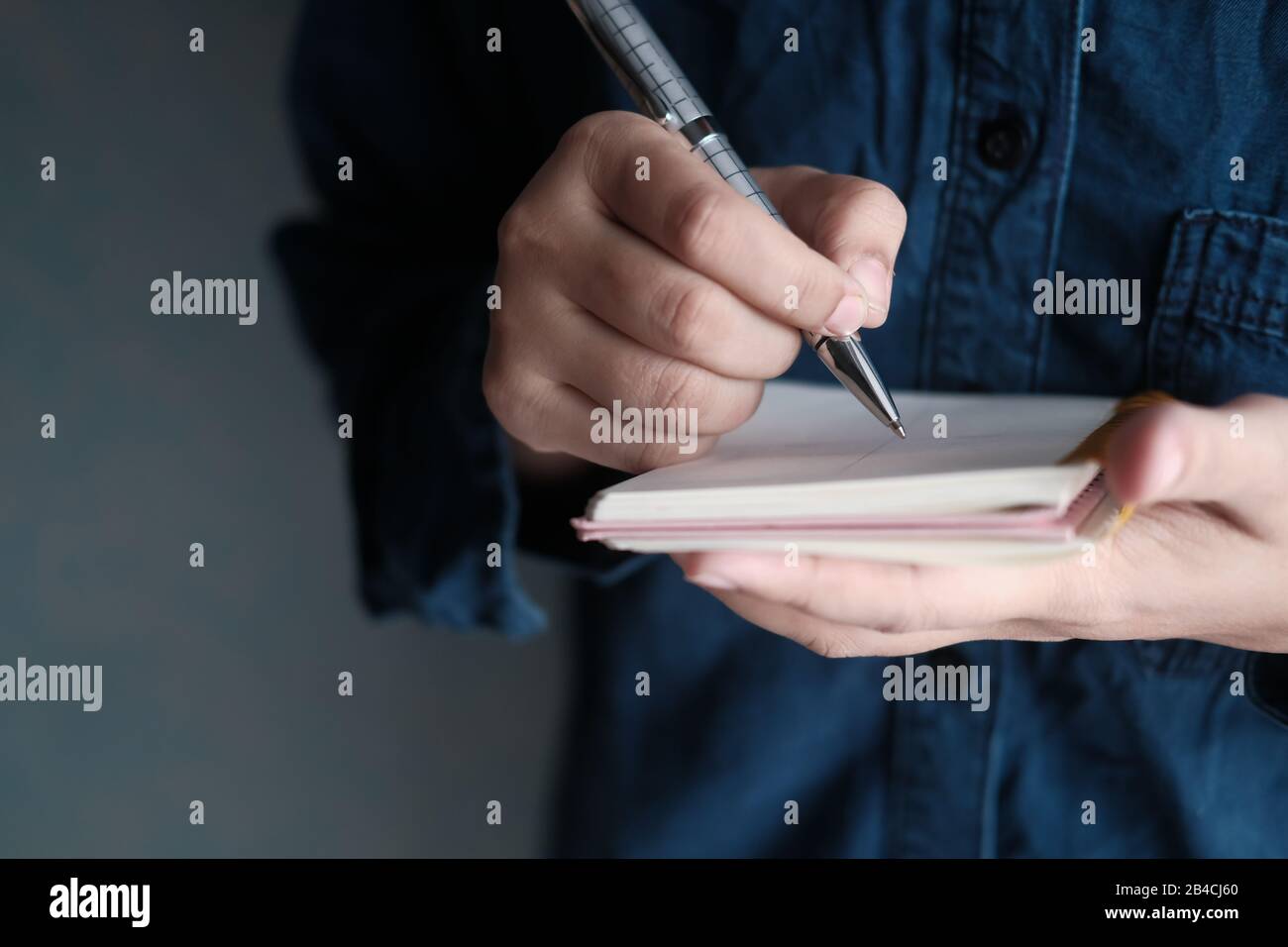 close up of women hand writing on notepad Stock Photo - Alamy
