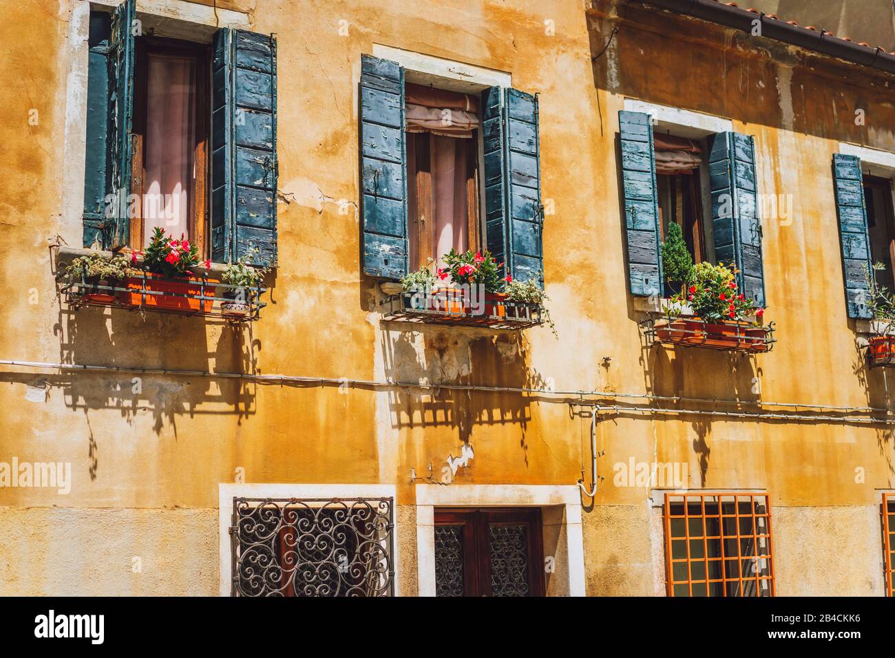 Old italian yellow stone house High Resolution Stock Photography and ...