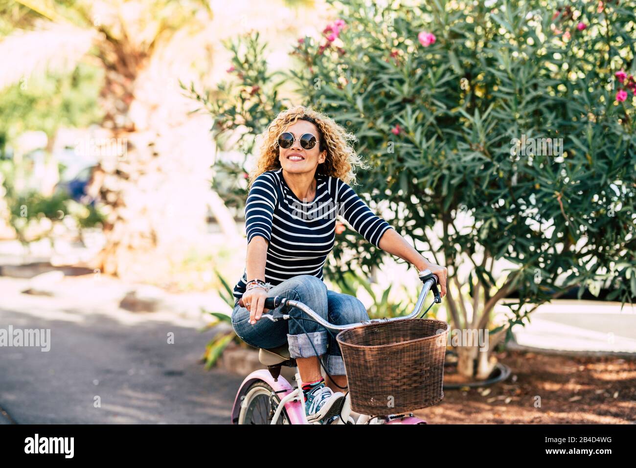 Cheerful young happy people enjoying the outdoor leisure activity ...