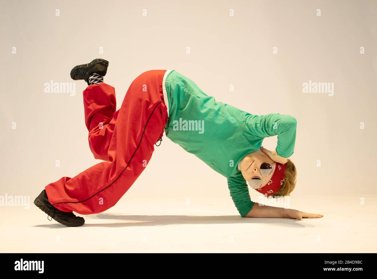boy in a difficult dance position, unique kid,breakdance boy Stock ...
