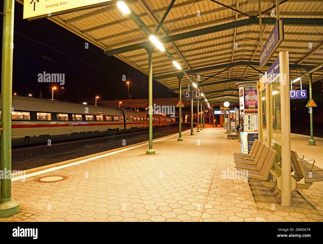 Deserted platform hi-res stock photography and images - Alamy