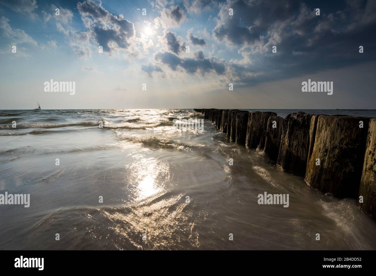 Timber sea groynes hi-res stock photography and images - Alamy