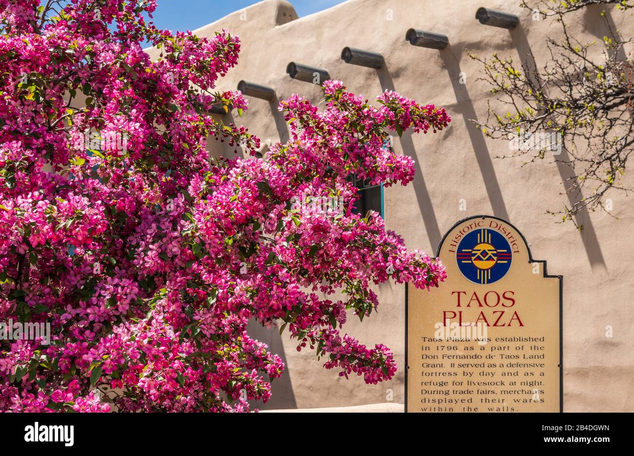 Historic taos plaza hi-res stock photography and images - Alamy