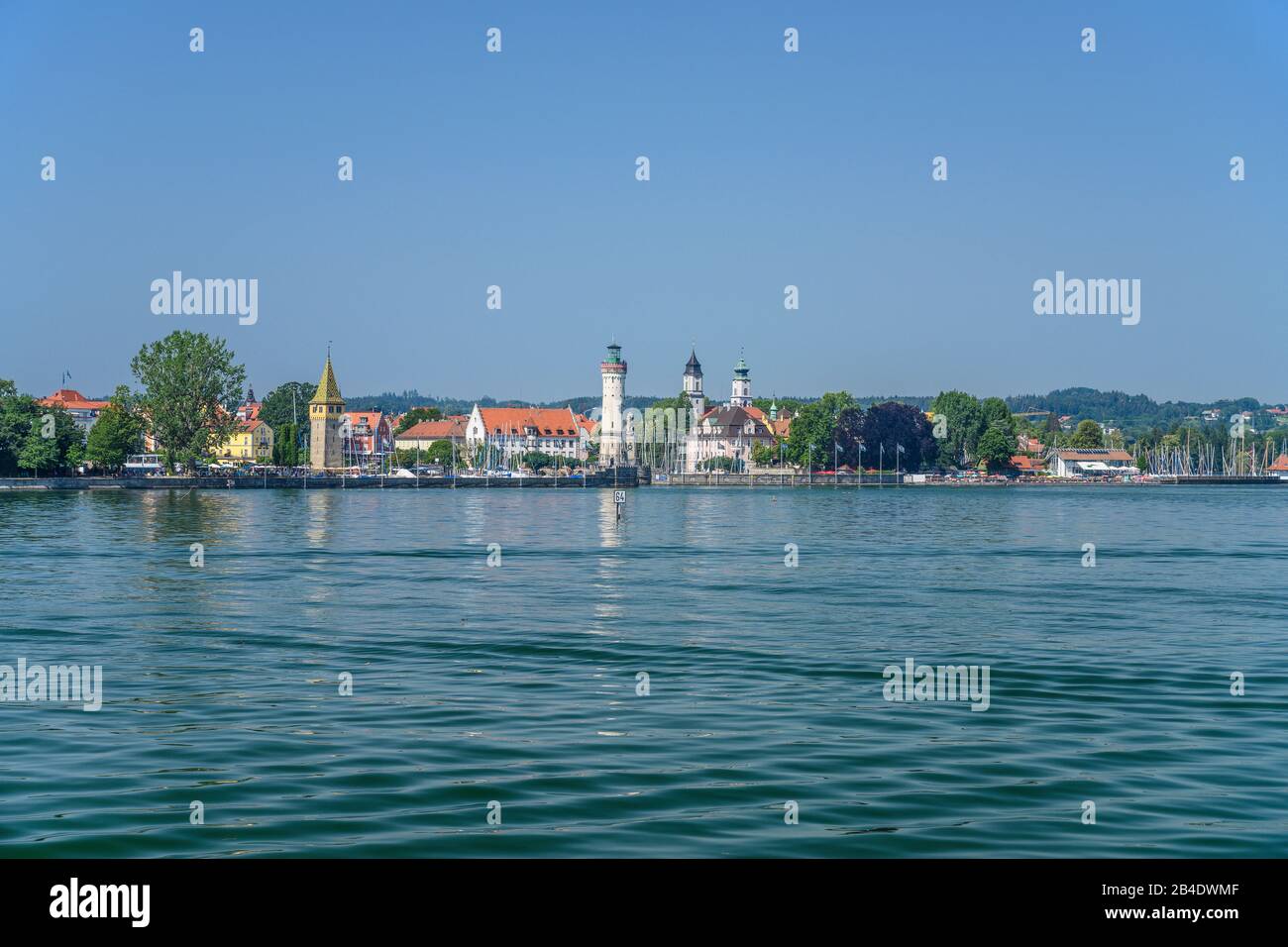 Deutschland, Bayern, Schwaben, Bodensee, Lindau, Hafen, Ortsansicht mit ...