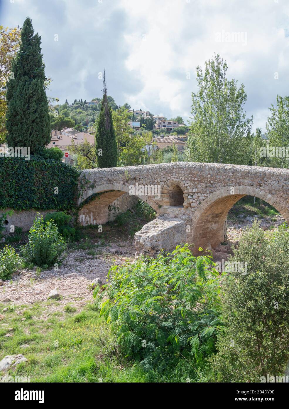 Double arched bridge hi-res stock photography and images - Alamy