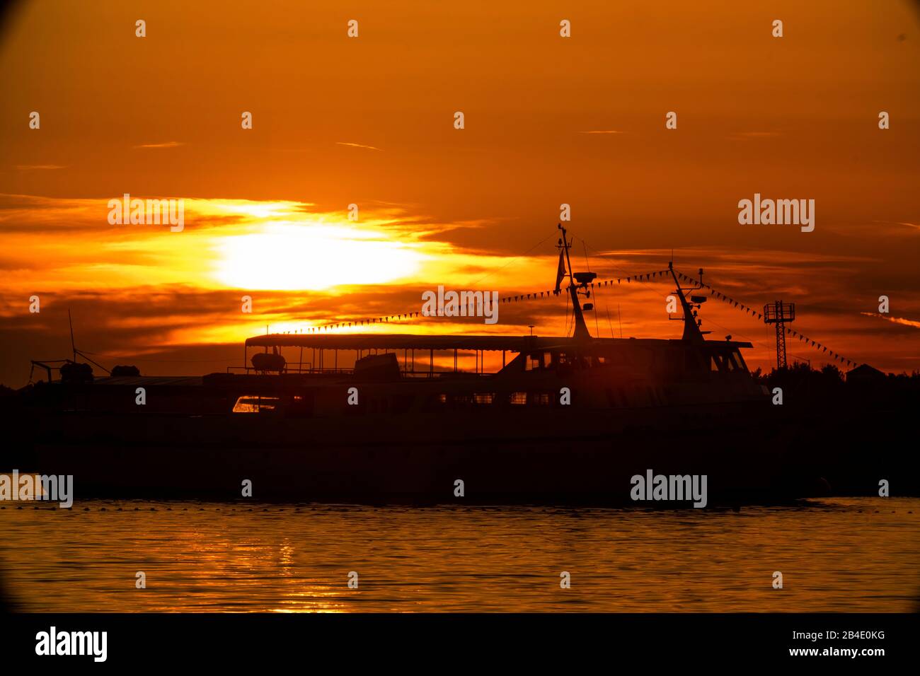 Ship in the sunset hi-res stock photography and images - Alamy