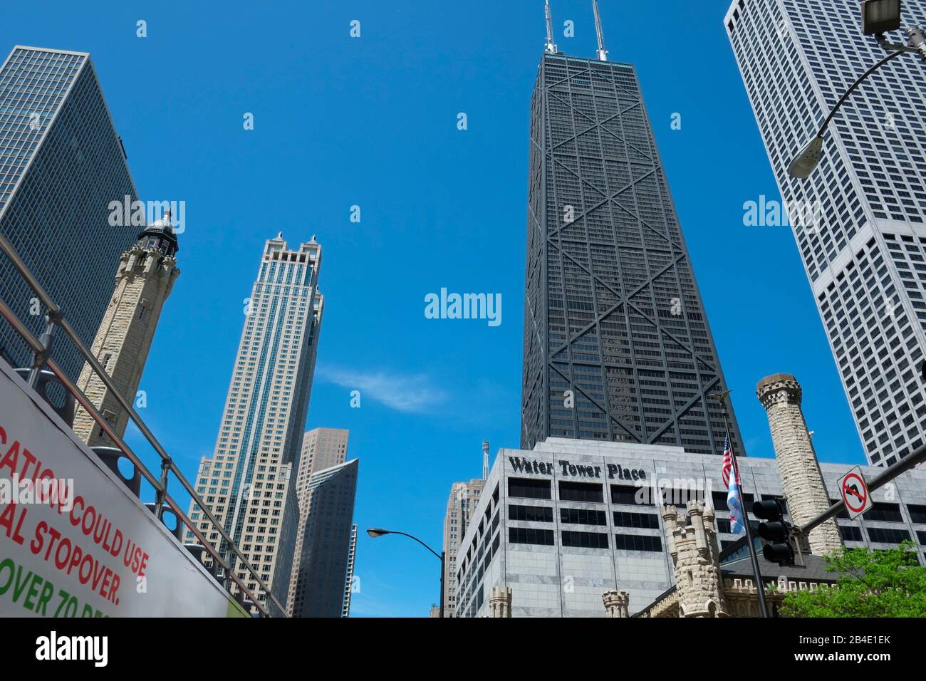 300 meter high skyscraper in chicago hi-res stock photography and ...
