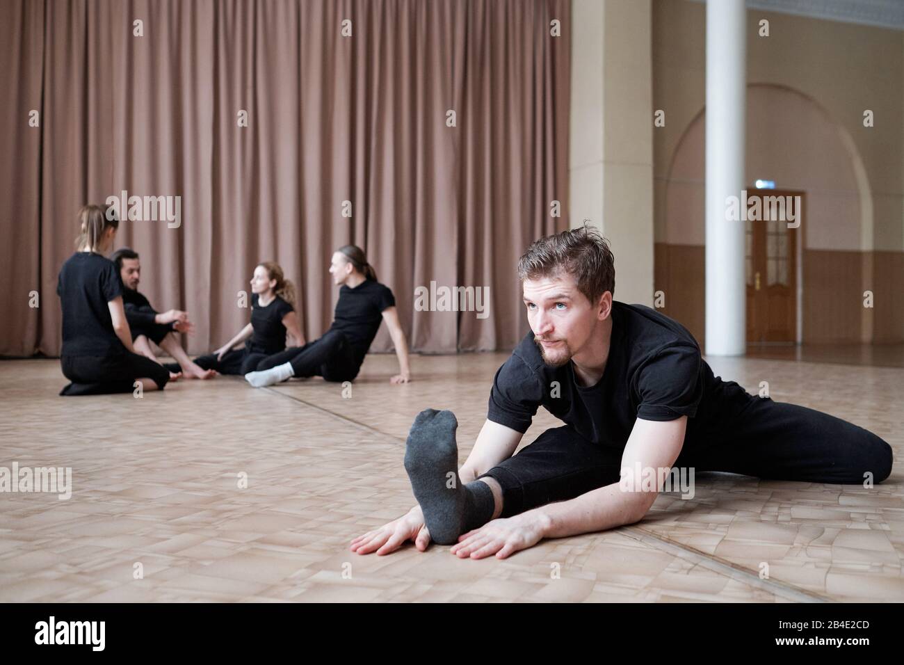 Flexible man hi-res stock photography and images - Alamy