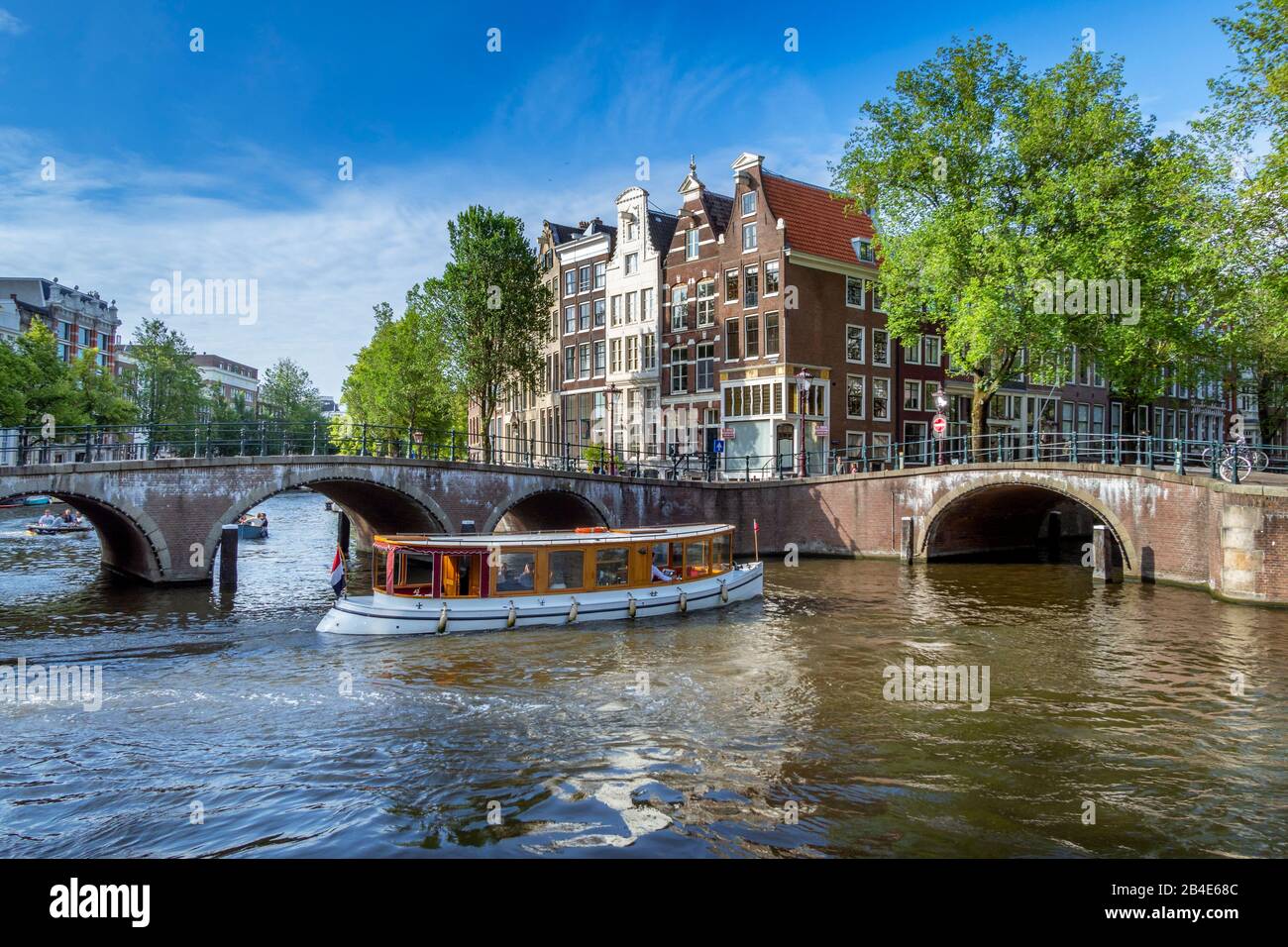 Keizersgracht and Leidsegracht, canal with historic houses, Amsterdam ...