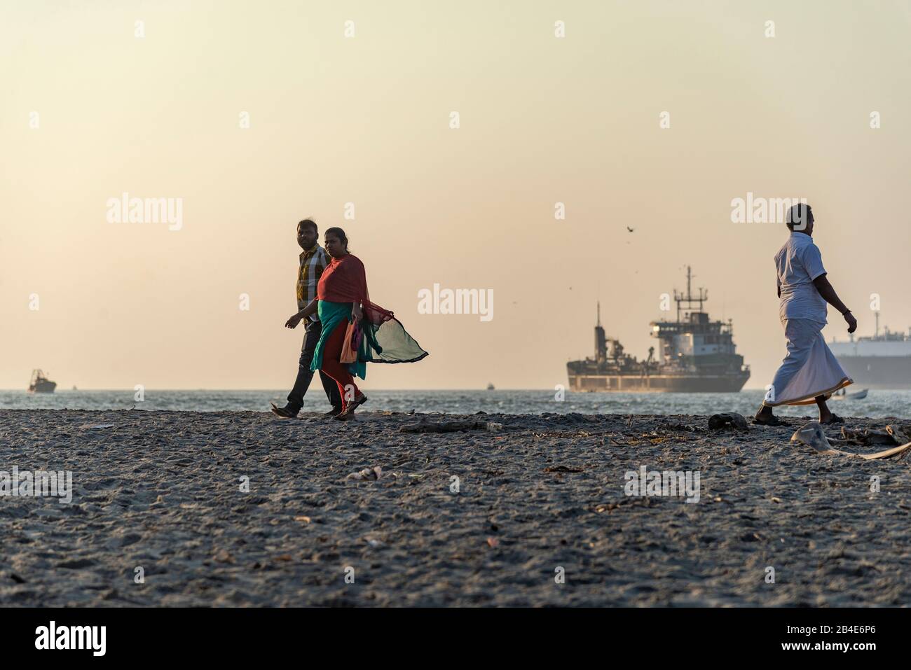 India, Kelala, Kochi, People on Fort Kochi Beach Stock Photo - Alamy