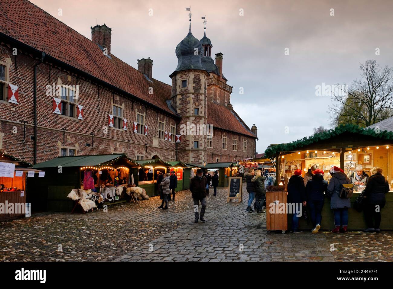 Advent market on the castle grounds of Schloss Raesfeld, Raesfeld ...