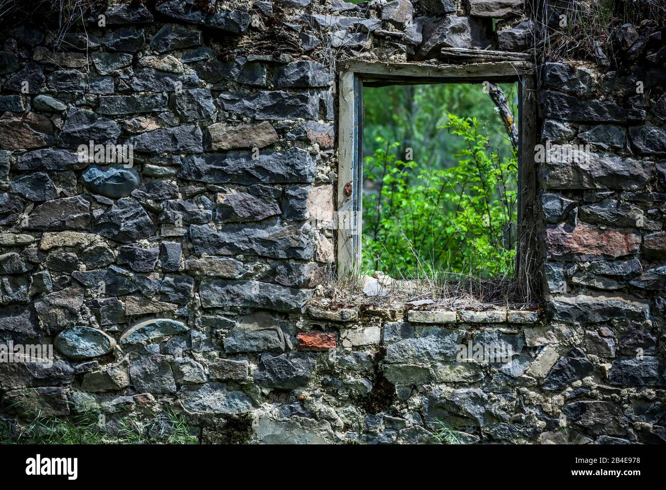 Old window in stone wall hi-res stock photography and images - Alamy