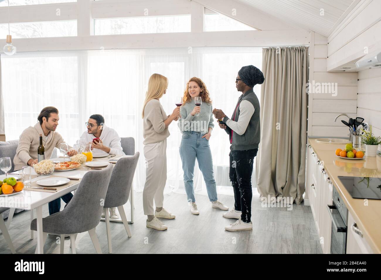 Family gathering in kitchen hi-res stock photography and images - Alamy