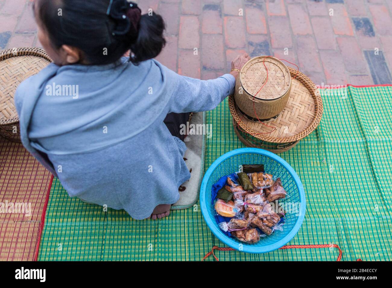 Laos, Luang Prabang, Tak Bat, dawn procession of Buddhist monks ...