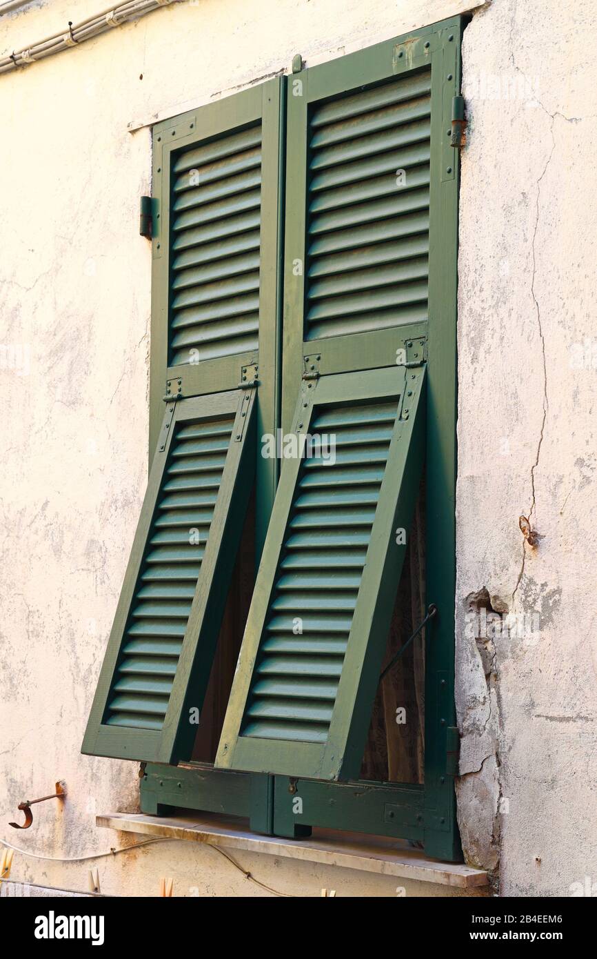 Shutters green italy hi-res stock photography and images - Alamy