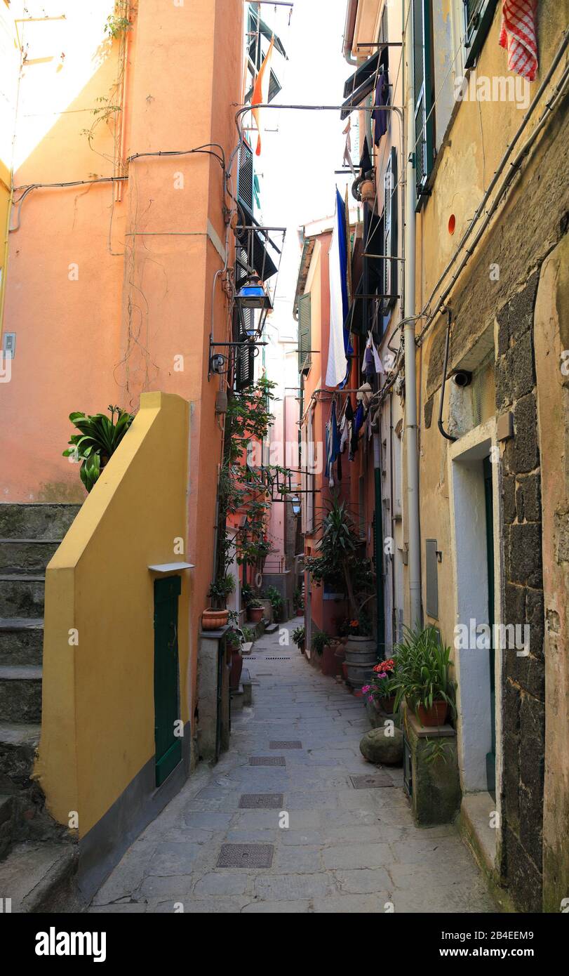 Italian italy alley alleyway alleyways hi-res stock photography and ...