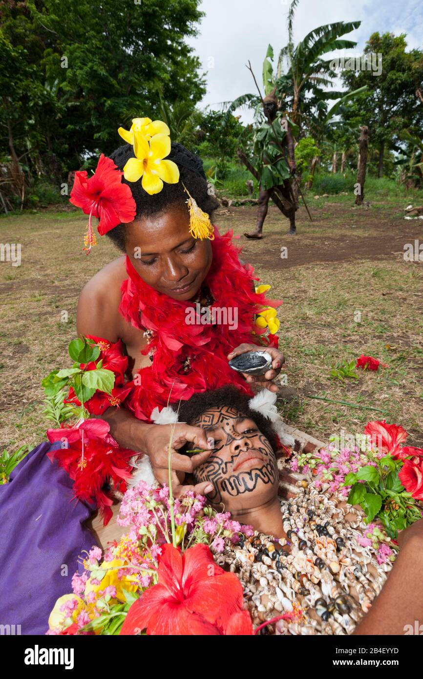 Demonstration of traditional facial tattoo hi-res stock photography and ...