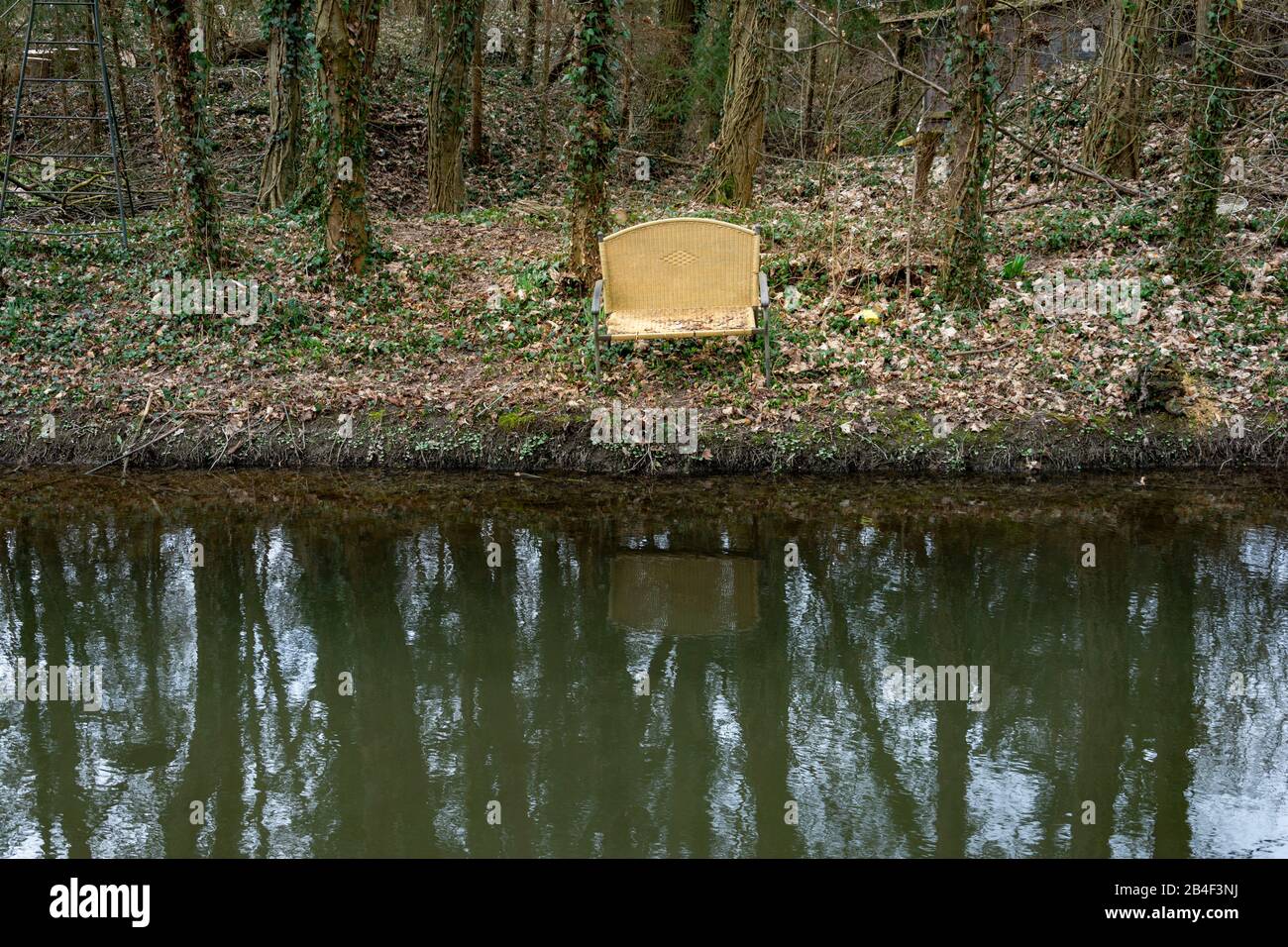 Stream bank edge hi-res stock photography and images - Alamy
