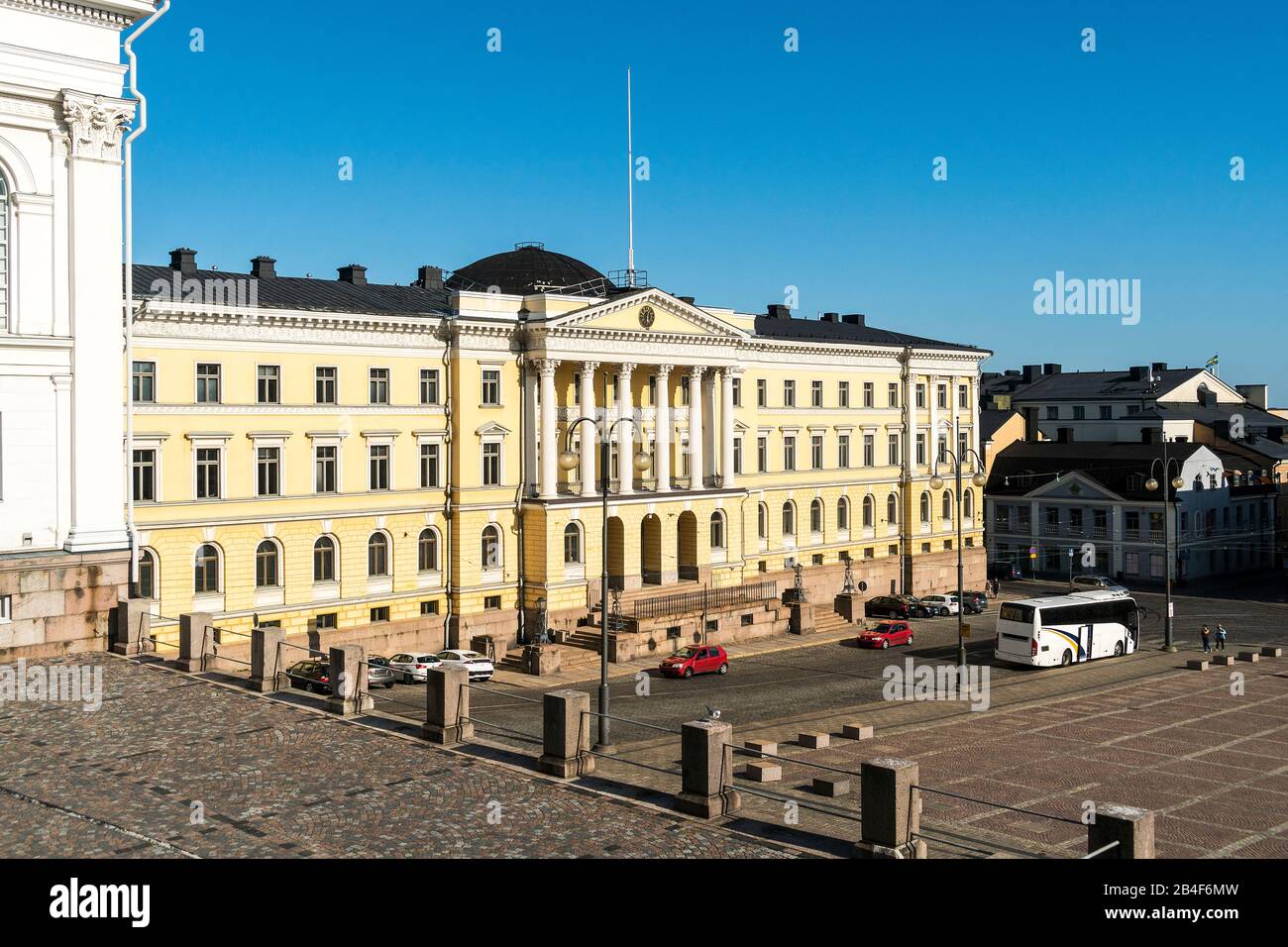 Government palace square helsinki finland hi-res stock photography and ...