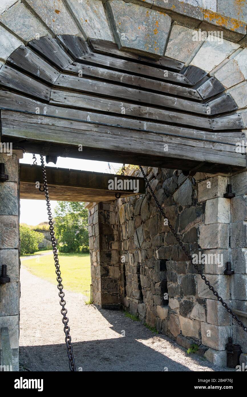 Helsinki, island Suomenlinna, royal gate, Kunikaanportti, drawbridge ...
