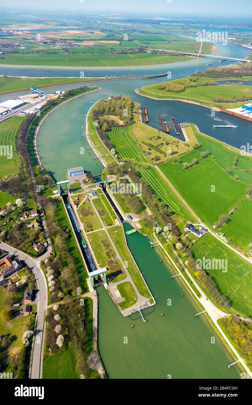 Aerial view of lock Friedrichsfeld lock on the Wesel-Datteln canal on the Rhine on the city ...