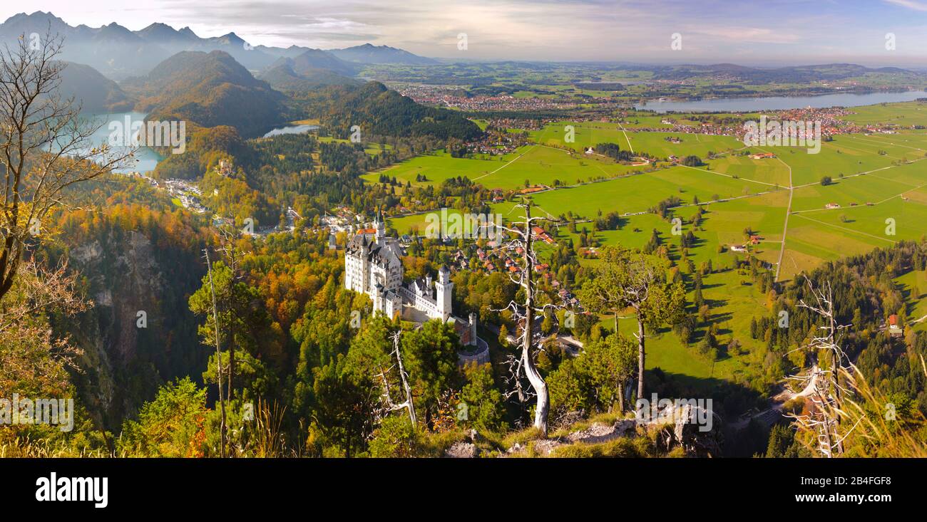 Panorama Landschaft in Bayern mit Schloss Neuschwanstein und Stadt ...