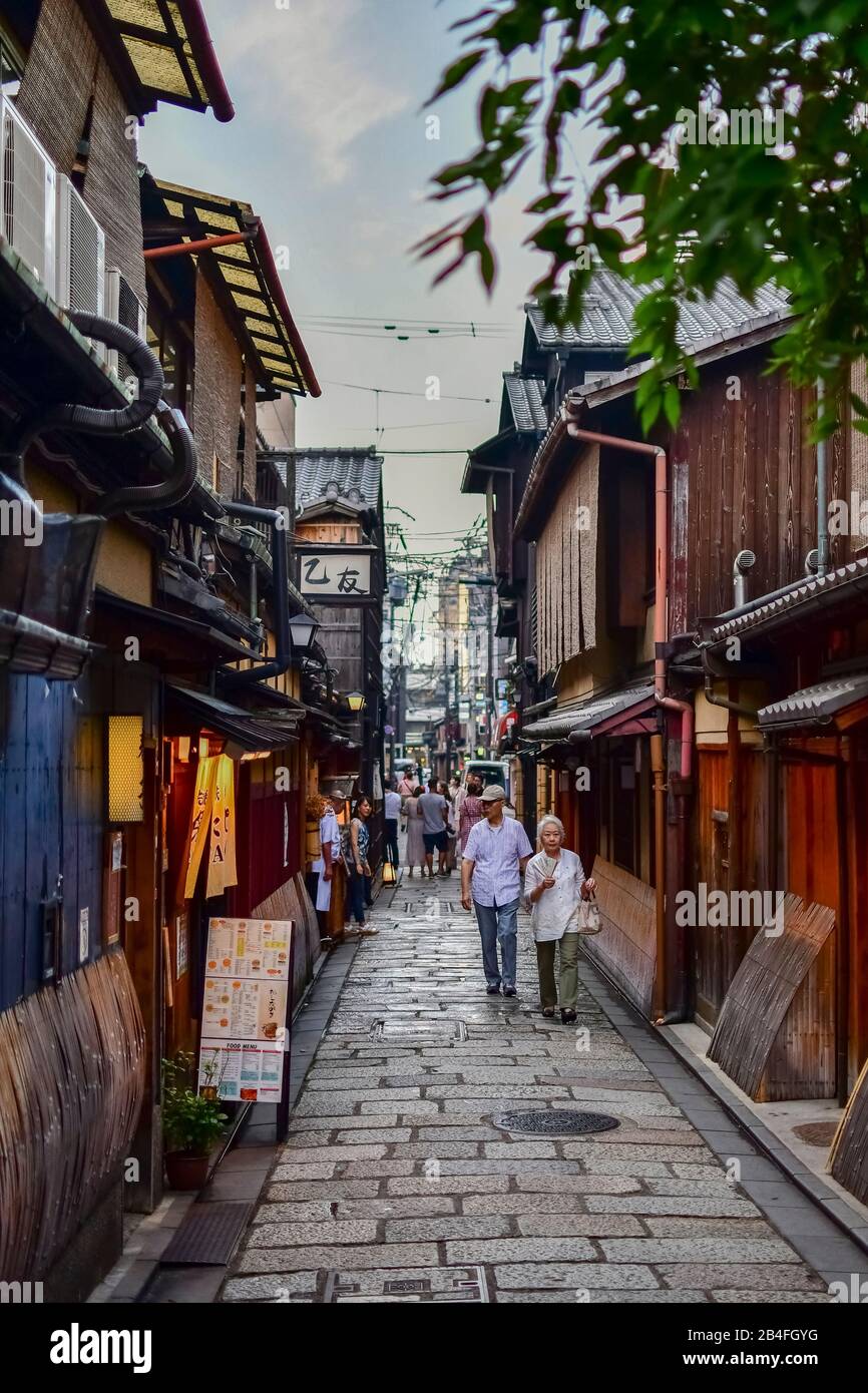 Traditional japanese houses in the gion district hi-res stock ...