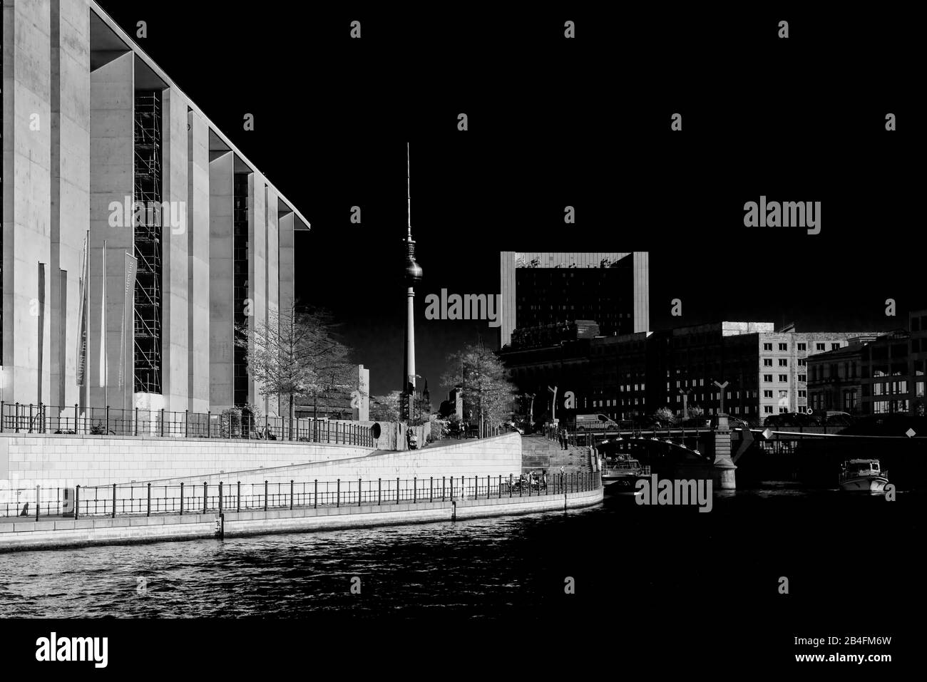 River in middle city view Black and White Stock Photos & Images - Alamy