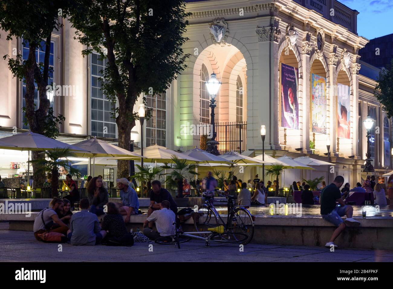 Wien / Vienna, Museumsquartier (MQ), Kunsthalle, people in 07. Neubau ...