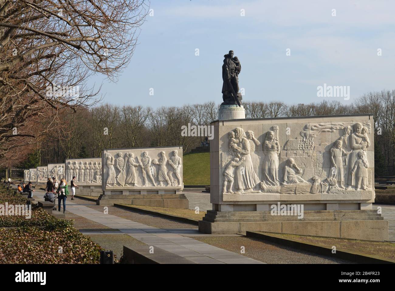 Bronzedenkmal, Steinreliefs, Treptower Ehrenmal, Treptow, Berlin ...