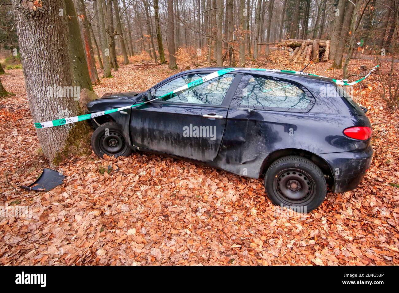 Car accident tree hi-res stock photography and images - Alamy